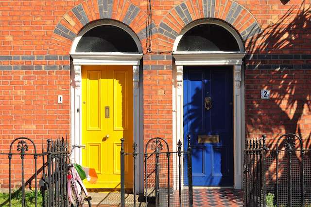 Quartier Géorgien portes jaune et bleue