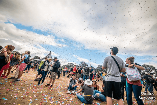 Vieilles Charrues festivaliers confettis 