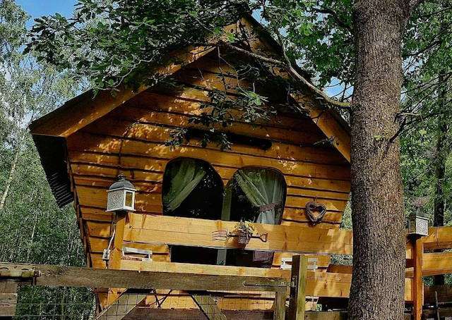 Cabane perchée arbres bois coeur