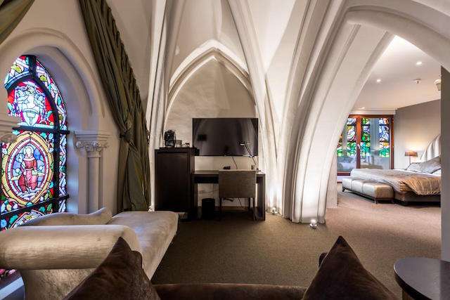 Eglise chambre hôtel vitraux arches