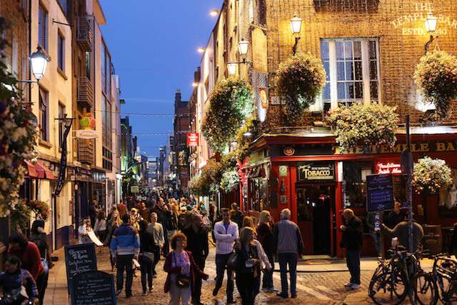 Irish Pubs rue piétonne nuit