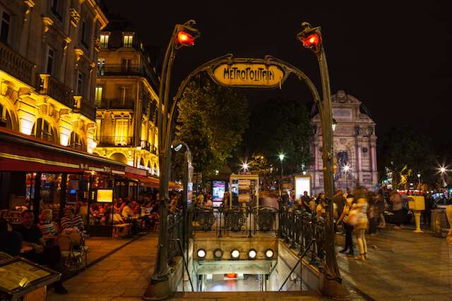 Saint Michel métro nuit bars