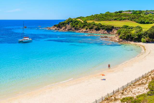 Bateau eau turquoise et plage Corse couple