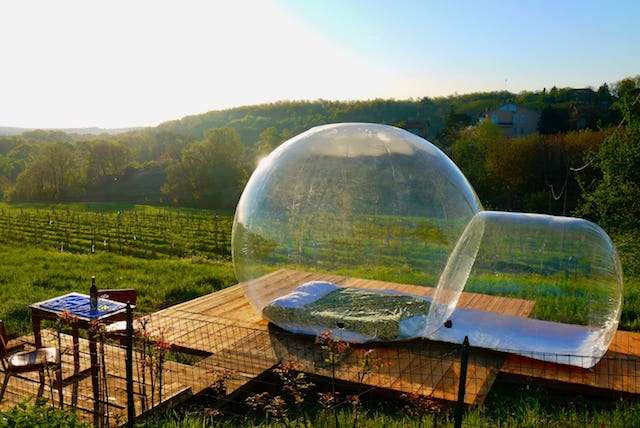 Bulle transparente nature verte lit terrasse