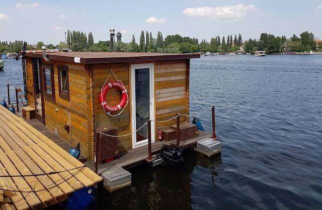 Cabane flottante Allemagne bouée rouge ponton bois eau