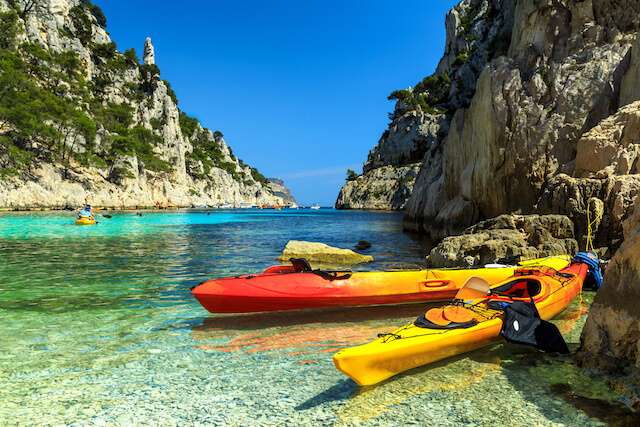 Kayaks jaune et orange calanques Marseille eau turquoise