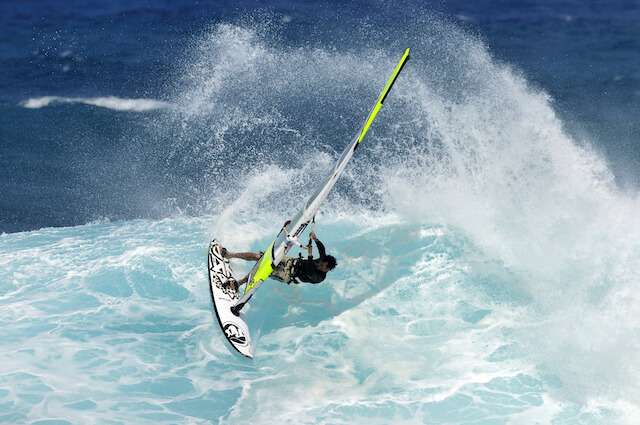 Planche à voile mer vague