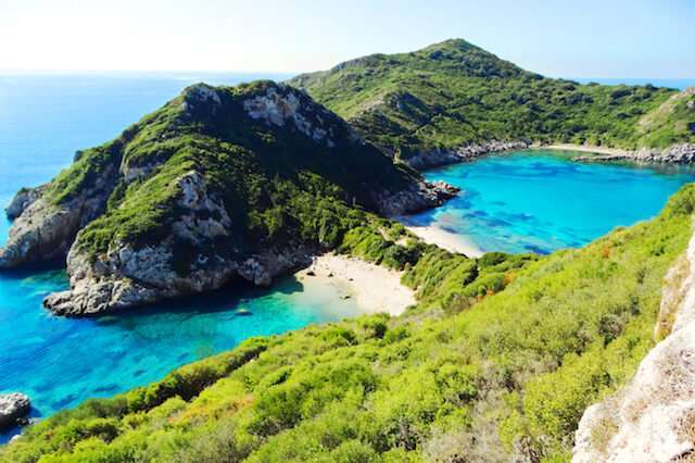 Corfou en Grèce végétation, plage, roches et eau turquoise