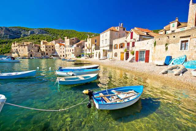 Vis en Croatie bateau maison port