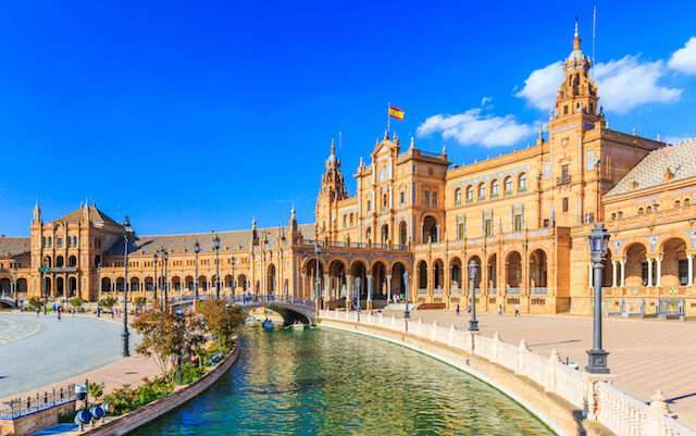 Séville Espagne pont eau ciel bleu bâtiment 