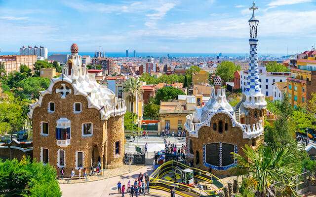 Barcelone Espagne ciel bleu batiments mer verdure horizon