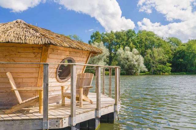 Cabane en bois sur l'eau verdure Bourgogne