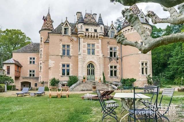 Chateau de Bornand Bourgogne jardin arbre table chaises