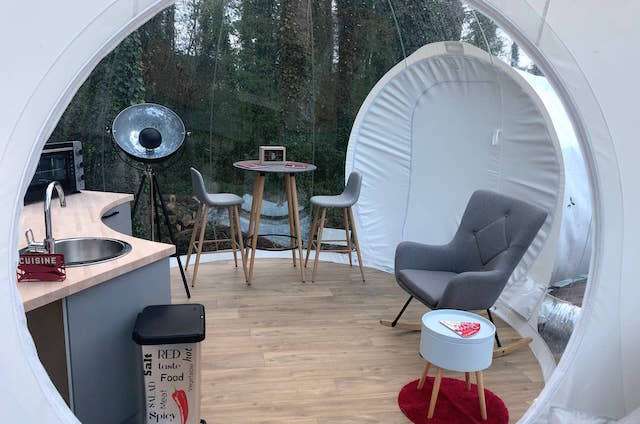 Maison bulle aménagée bar fauteuil forêt Bourgogne