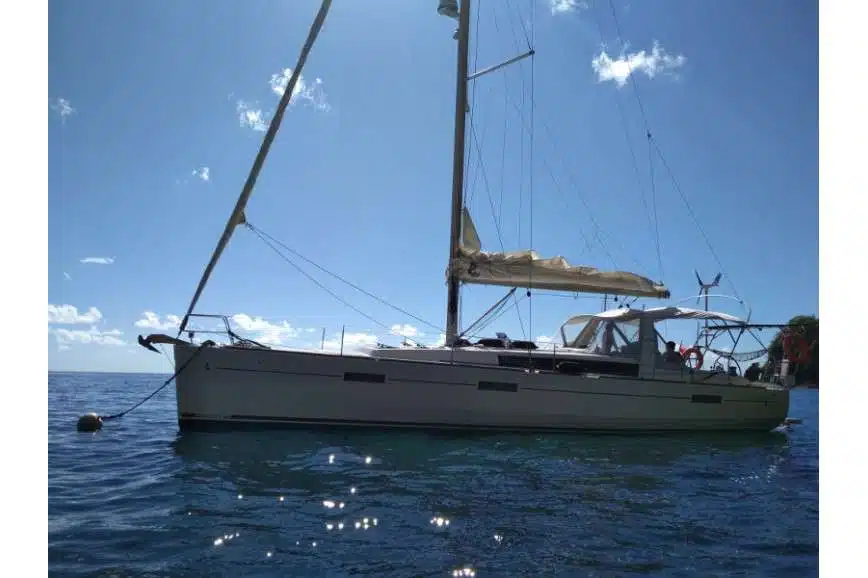 Voilier sur la mer au Portugal