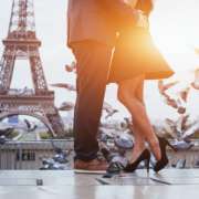 Couple Paris Tour Eiffel pigeons