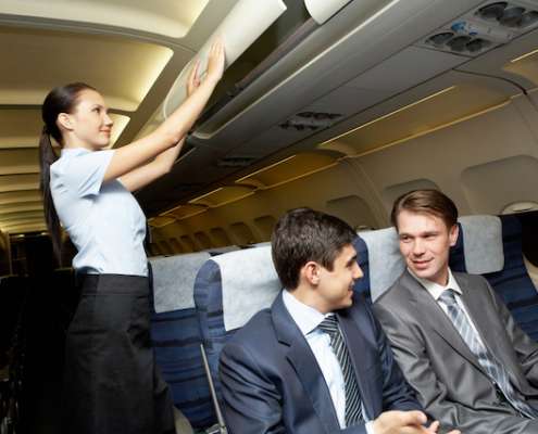Hôtesse de l'air dans l'avion avec passagers
