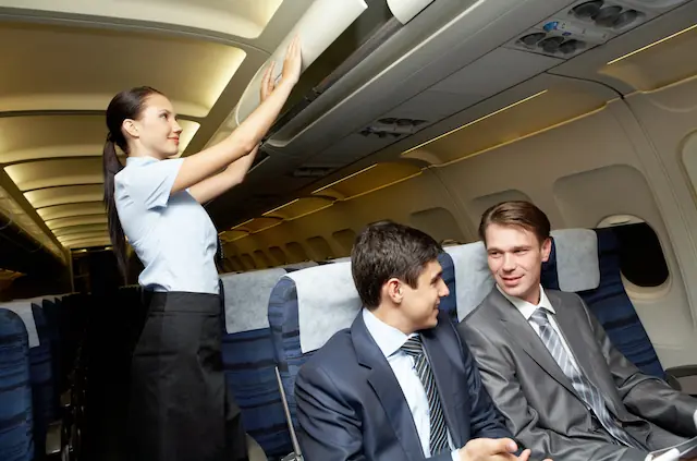 Hôtesse de l'air dans l'avion avec passagers