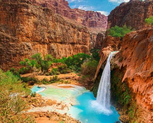 Grand canyon cascade bleu turquoise roche arbres