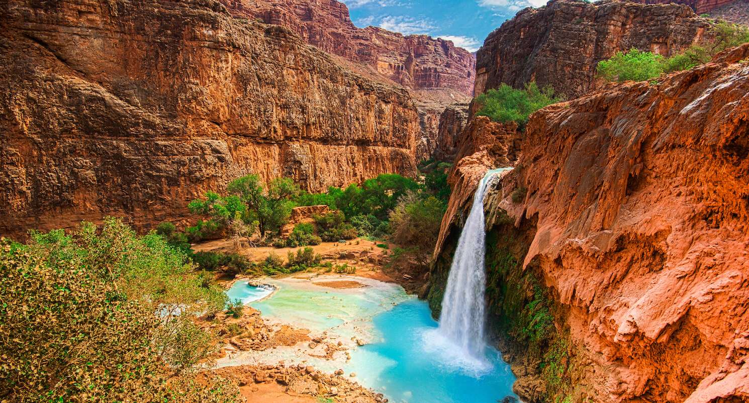 Grand canyon cascade bleu turquoise roche arbres