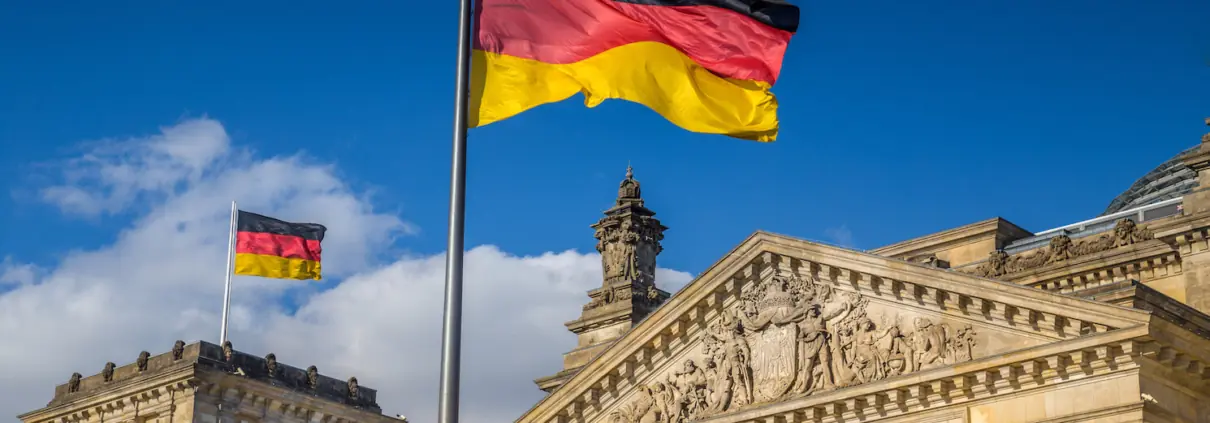 Parlement allemand drapeaux ciel bleu