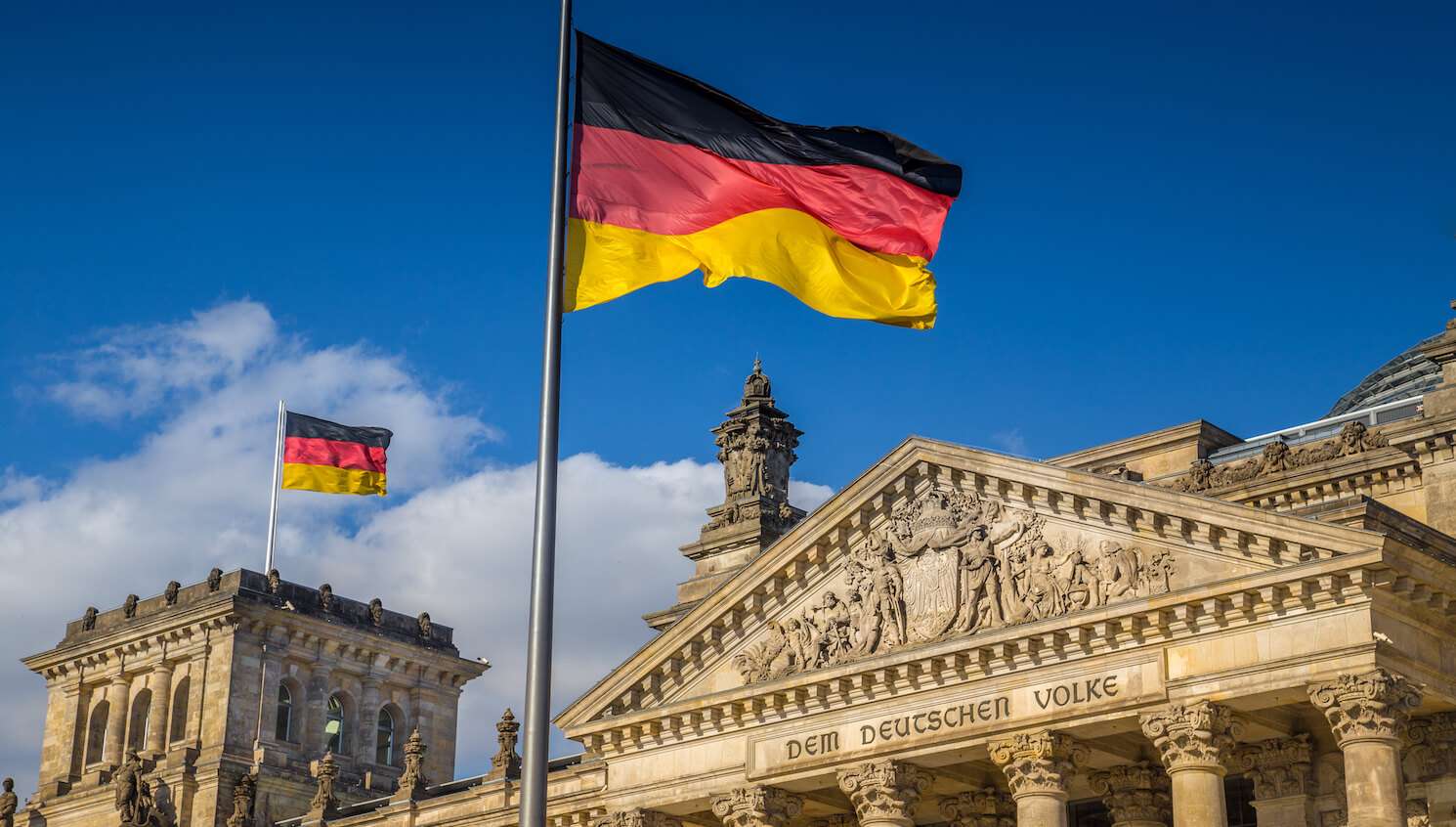 Parlement allemand drapeaux ciel bleu