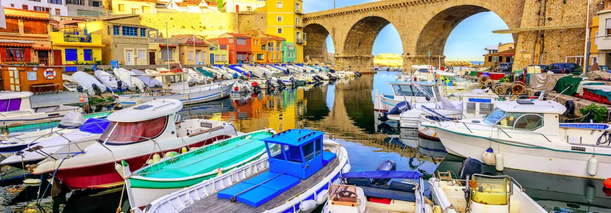 Petit port Marseille bateaux colorés pont