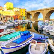 Petit port Marseille bateaux colorés pont