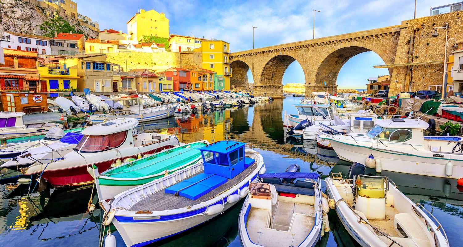 Petit port Marseille bateaux colorés pont