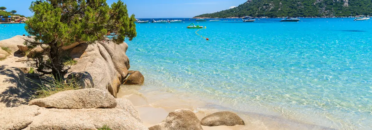 Plage et eau turquoise Corse