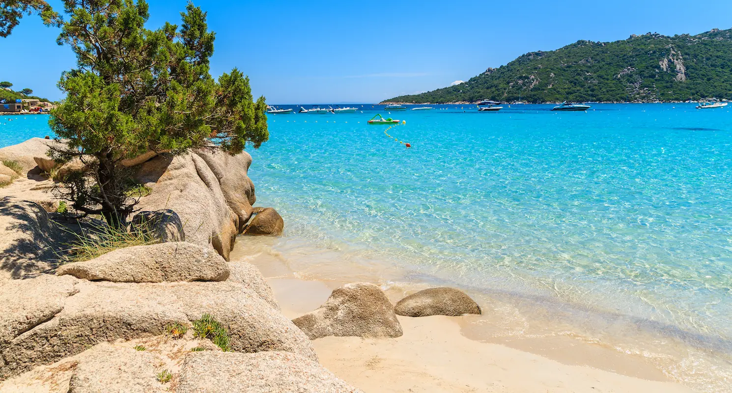 Plage et eau turquoise Corse