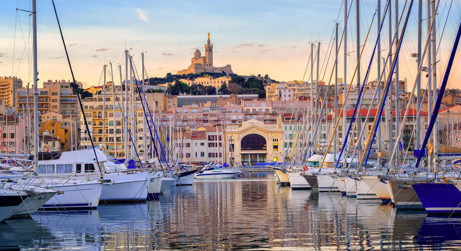 Vieux port Marseille coucher de soleil bateaux