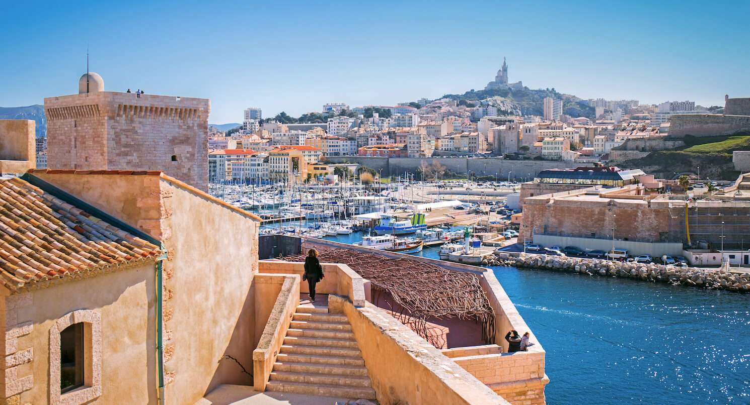 Vue Marseille Fort bateaux ciel bleu