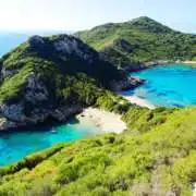 Corfou en Grèce végétation, plage, roches et eau turquoise