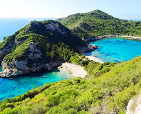 Corfou en Grèce végétation, plage, roches et eau turquoise