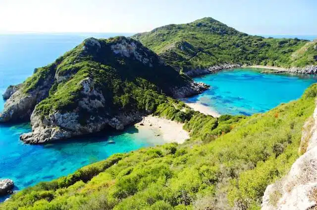 Corfou en Grèce végétation, plage, roches et eau turquoise