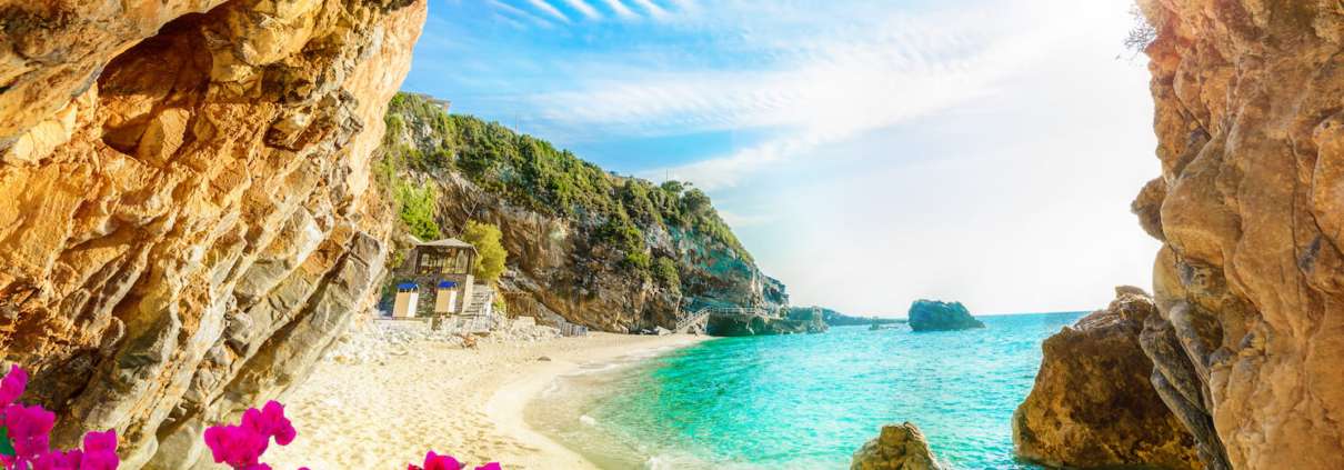 Plage Corfou en Grèce fleurs rose roches