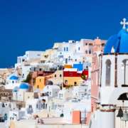 Santorin Grèce vue générale ciel bleu maisons blanches et colorées