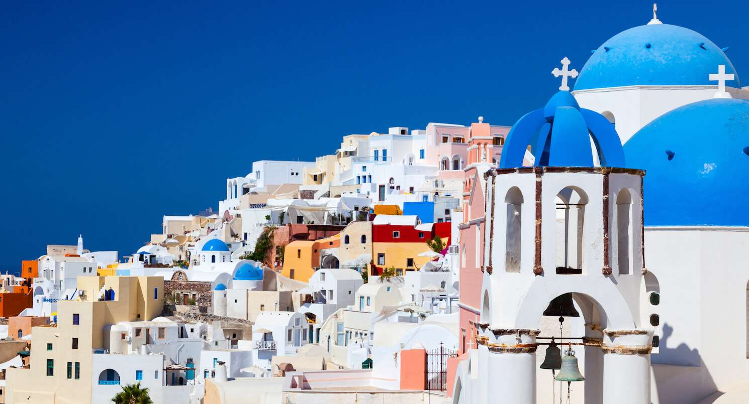 Santorin Grèce vue générale ciel bleu maisons blanches et colorées