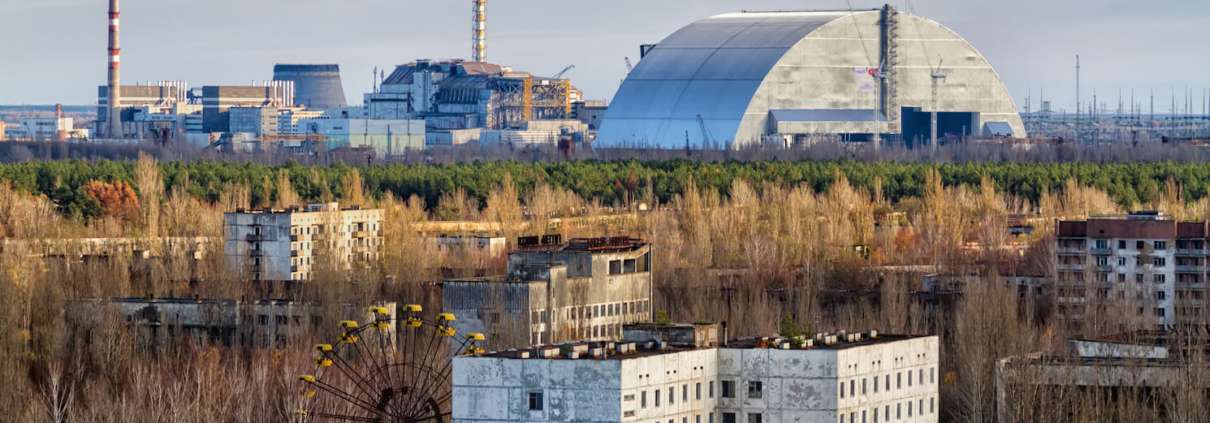 Usine Chenobyl immeubles béton nature grande roue