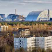 Usine Chenobyl immeubles béton nature grande roue