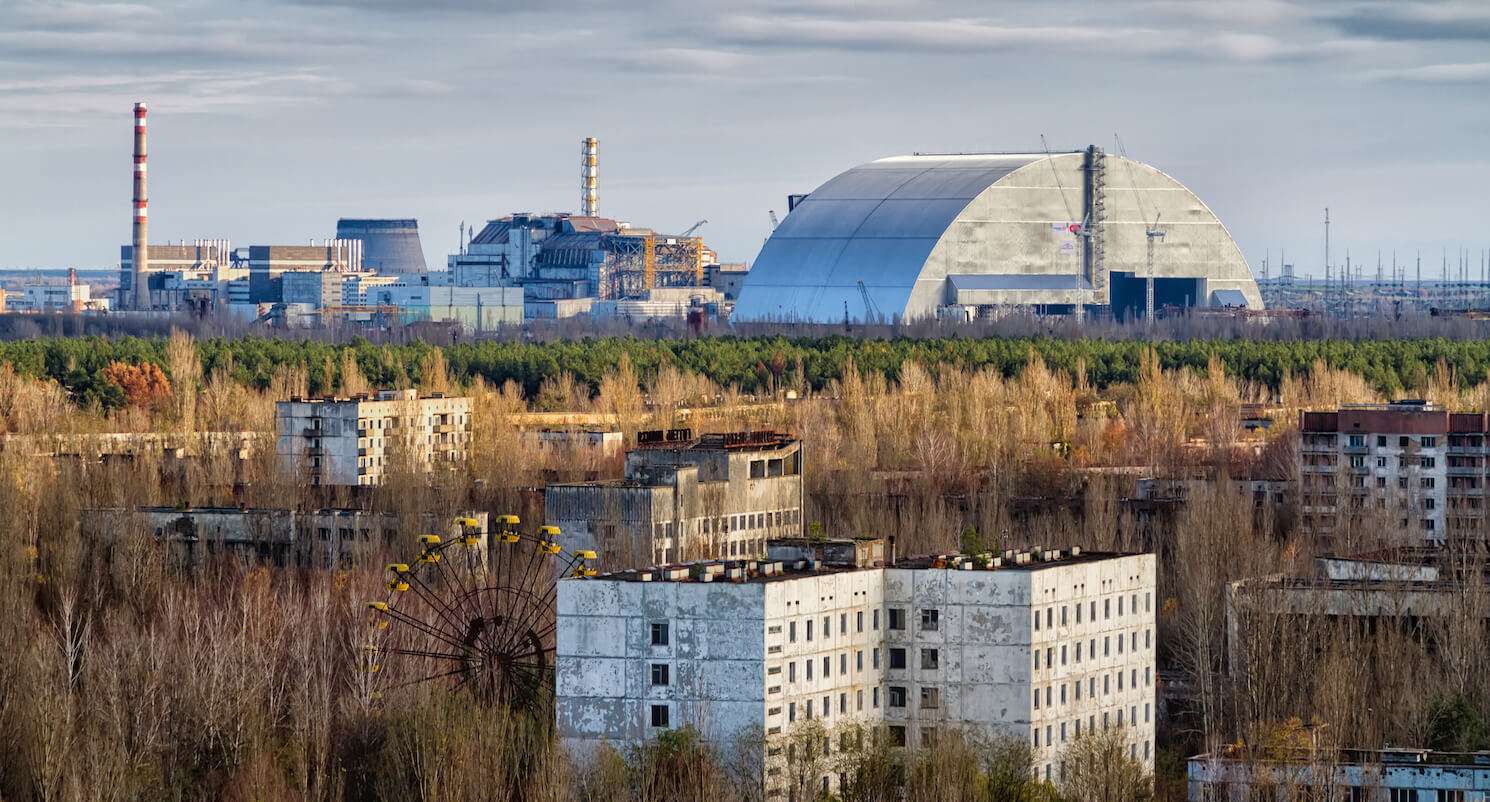 Usine Chenobyl immeubles béton nature grande roue