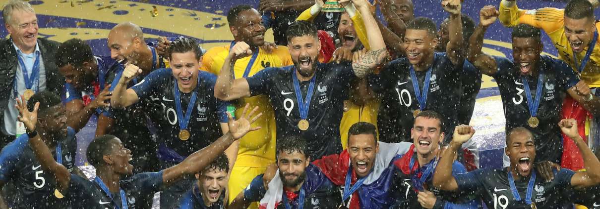 Équipe de France de foot coupe du monde 2018 médailles d'or pluie victoire joie