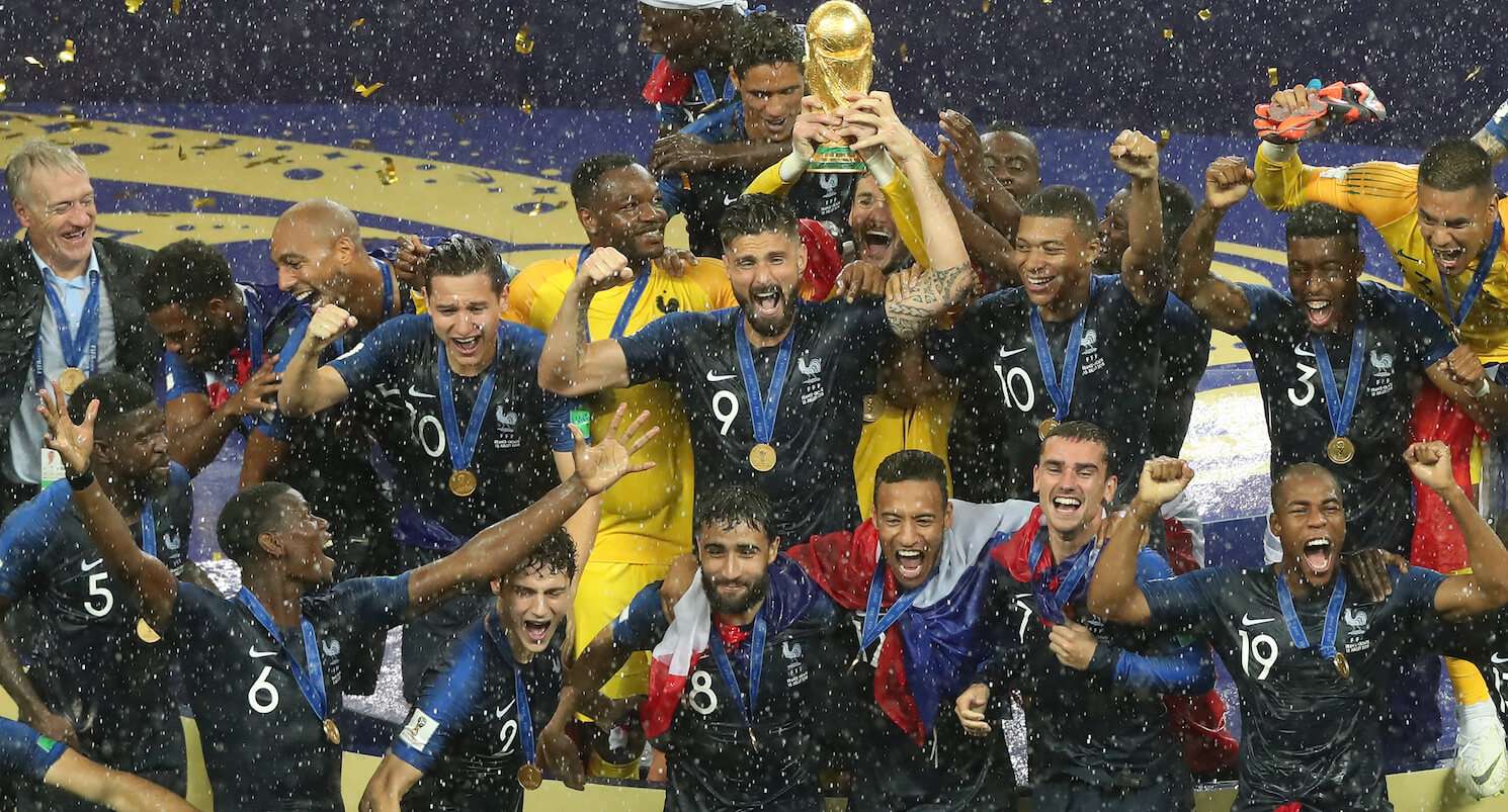 Équipe de France de foot coupe du monde 2018 médailles d'or pluie victoire joie